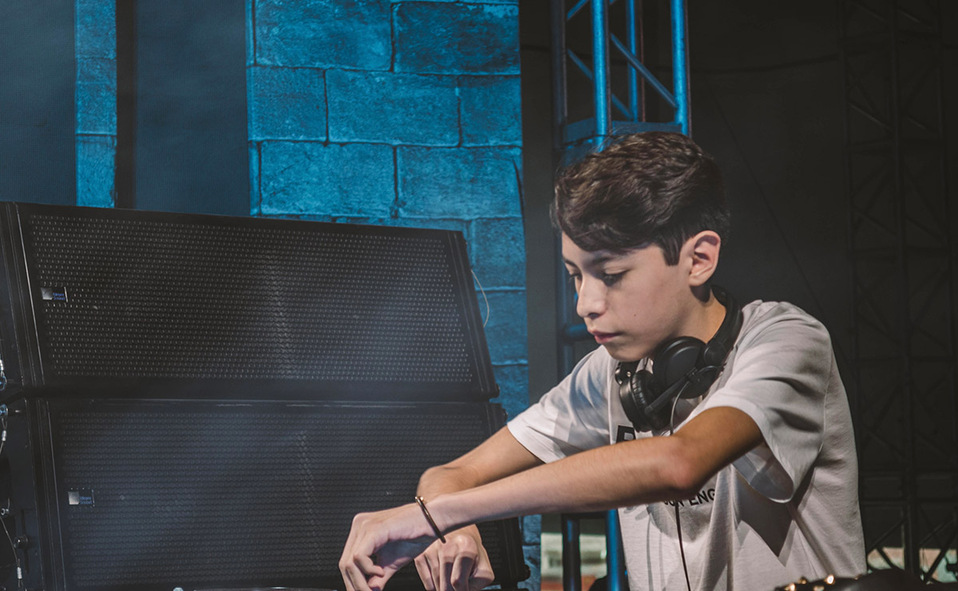 Kid Gus, el Dj de música versátil más joven de nuestro país - CHIC Magazine