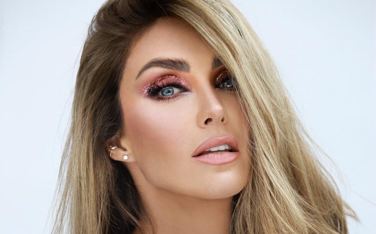 Anahí Regresa A La Música En Minifalda De Plumas Y Crop Top Video
