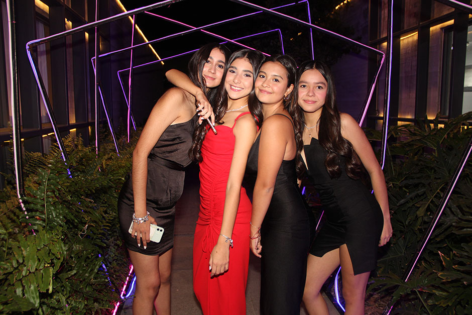 Majo Gonzalez Azpeitia celebró sus XV años entre luces neón