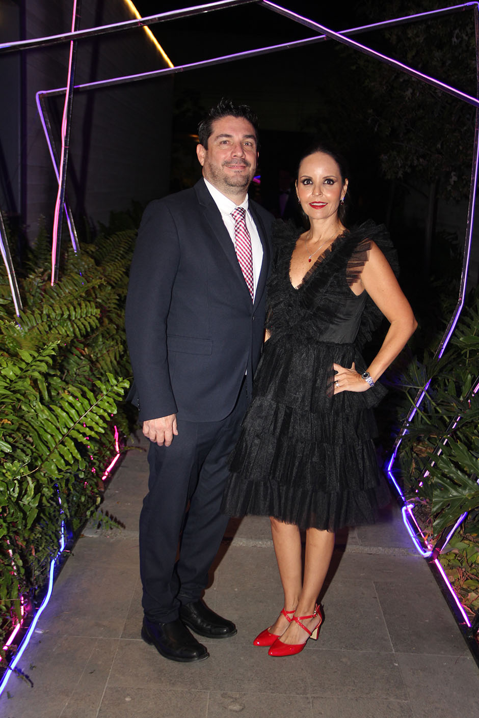 Majo Gonzalez Azpeitia celebró sus XV años entre luces neón