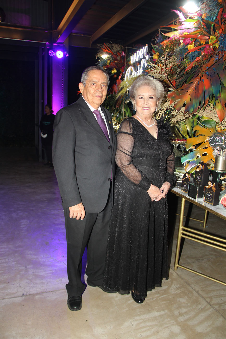 Majo Gonzalez Azpeitia celebró sus XV años entre luces neón