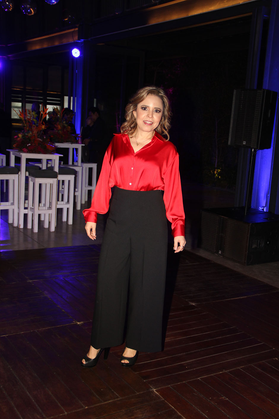 Majo Gonzalez Azpeitia celebró sus XV años entre luces neón