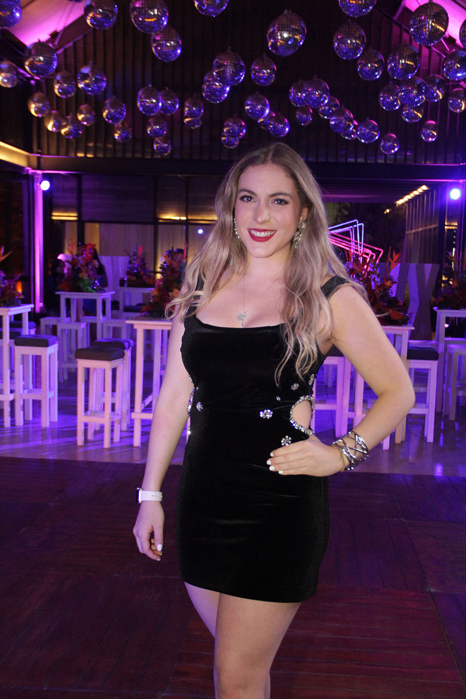 Majo Gonzalez Azpeitia celebró sus XV años entre luces neón